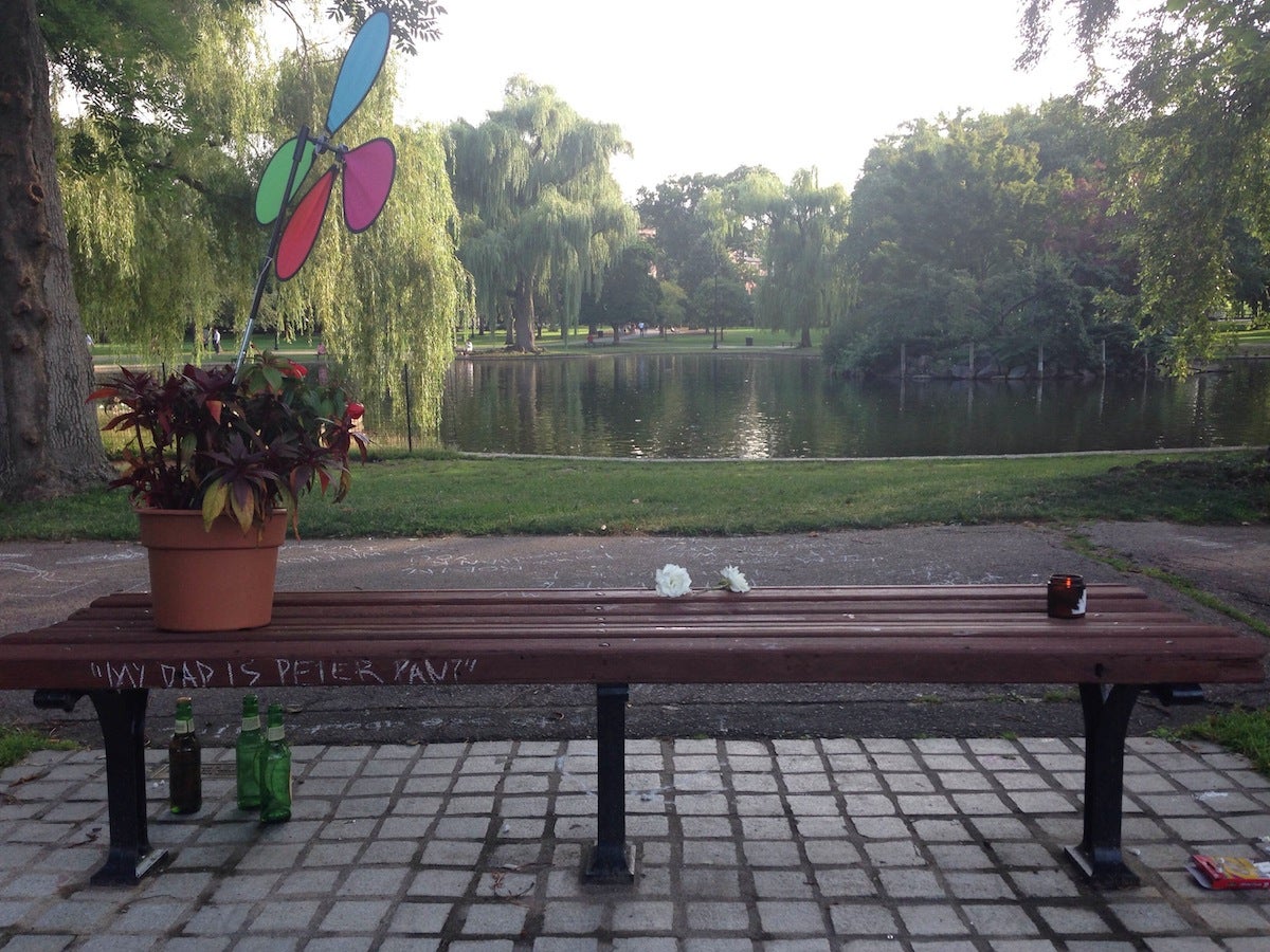 Boston Pays Tribute to Robin Williams with Notes at Public Garden Bench