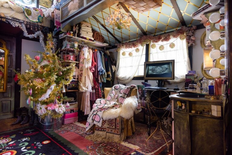 Peek Inside This Tiny House Decorated for Christmas