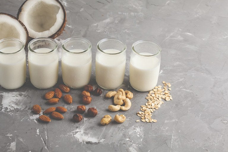 Your Comprehensive Nutrition Guide to Dairy and Non-Dairy Milk
